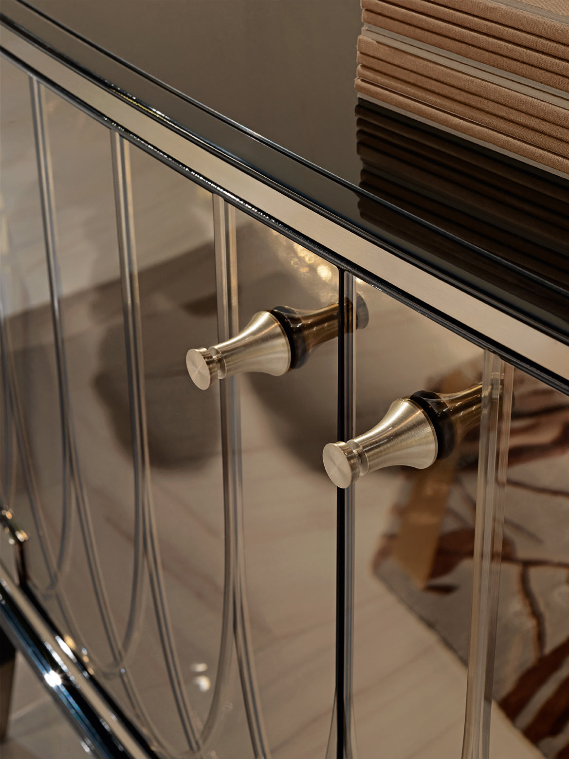 Visionnaire Palawan Luxury Cabinet: Curved Engraved Mirror Doors ...